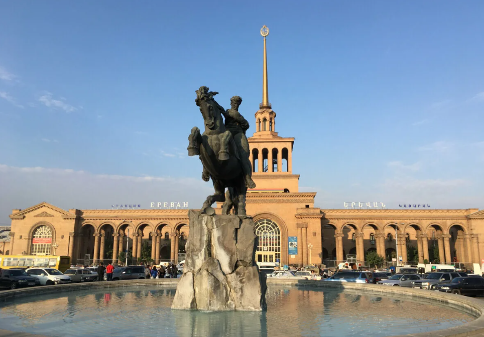 Железнодорожное «лицо» армянской столицы. Вокзал и памятник Давиду Сасунскому — подзабытая ...